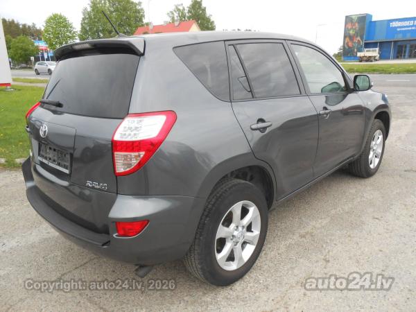 Grey Toyota RAV4 2011 in Viljandi, with an engine capacity of 2.20 L and mileage of 244 thousand km for 8480 €, photo 2 on AUTOMOTO.COM.LV