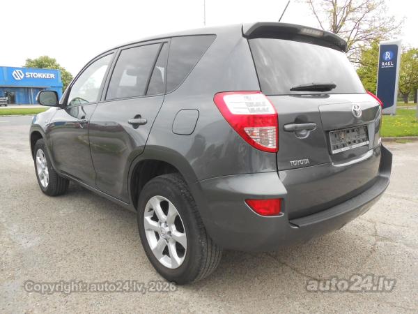 Grey Toyota RAV4 2011 in Viljandi, with an engine capacity of 2.20 L and mileage of 244 thousand km for 8480 €, photo 4 on AUTOMOTO.COM.LV