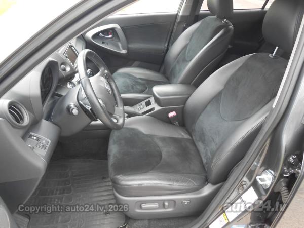 Grey Toyota RAV4 2011 in Viljandi, with an engine capacity of 2.20 L and mileage of 244 thousand km for 8480 €, photo 7 on AUTOMOTO.COM.LV