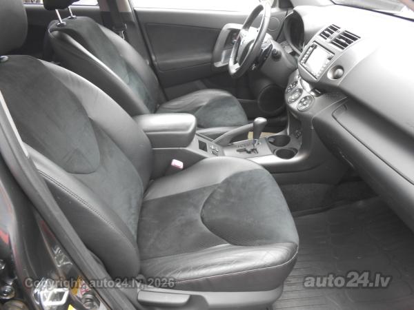 Grey Toyota RAV4 2011 in Viljandi, with an engine capacity of 2.20 L and mileage of 244 thousand km for 8480 €, photo 9 on AUTOMOTO.COM.LV