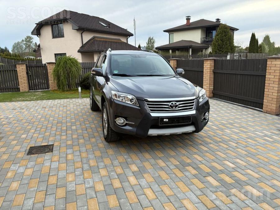 Pelēks Toyota RAV4 2011 Rīga, ar dzinēja tilpumu 2.20 L un nobraukumu 0 tūkst. km par 8700 €, foto 1 vietnē AUTOMOTO.COM.LV