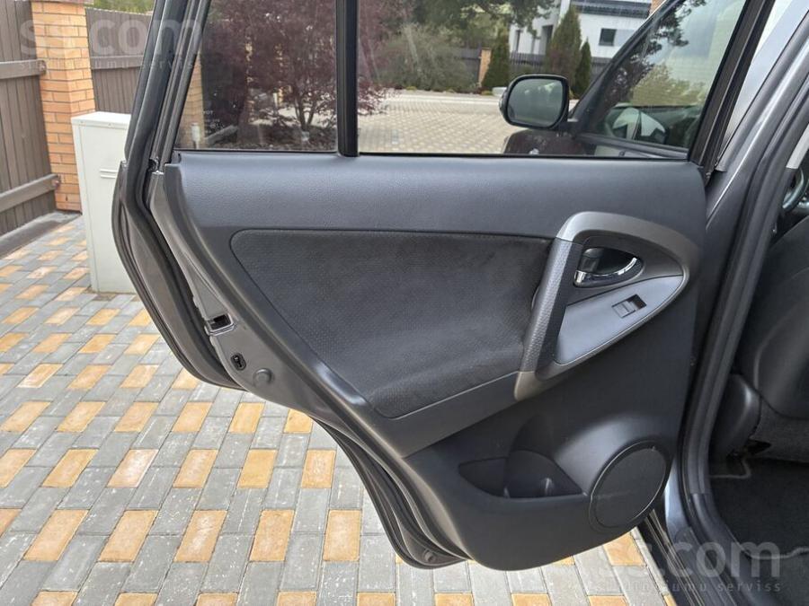 Pelēks Toyota RAV4 2011 Rīga, ar dzinēja tilpumu 2.20 L un nobraukumu 0 tūkst. km par 8700 €, foto 20 vietnē AUTOMOTO.COM.LV