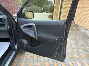 Pelēks Toyota RAV4 2011 Rīga, ar dzinēja tilpumu 2.20 L un nobraukumu 0 tūkst. km par 8700 €, foto 24 vietnē AUTOMOTO.COM.LV