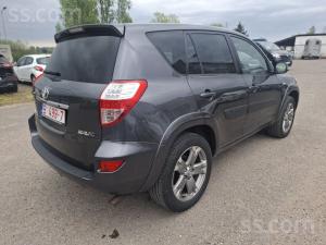 Grey Toyota RAV4 2011 in Talsi, with an engine capacity of 2.20 L and mileage of 239 thousand km for 8300 €, photo 5 on AUTOMOTO.COM.LV