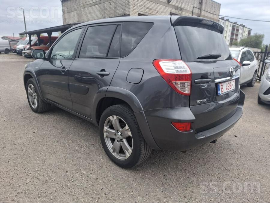 Grey Toyota RAV4 2011 in Talsi, with an engine capacity of 2.20 L and mileage of 239 thousand km for 8300 €, photo 6 on AUTOMOTO.COM.LV