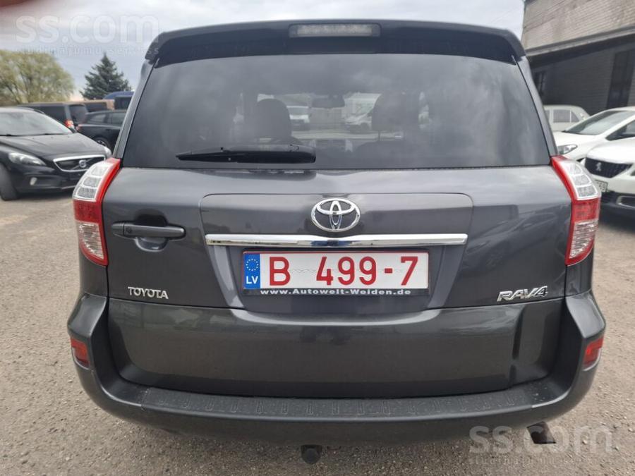 Grey Toyota RAV4 2011 in Talsi, with an engine capacity of 2.20 L and mileage of 239 thousand km for 8300 €, photo 7 on AUTOMOTO.COM.LV