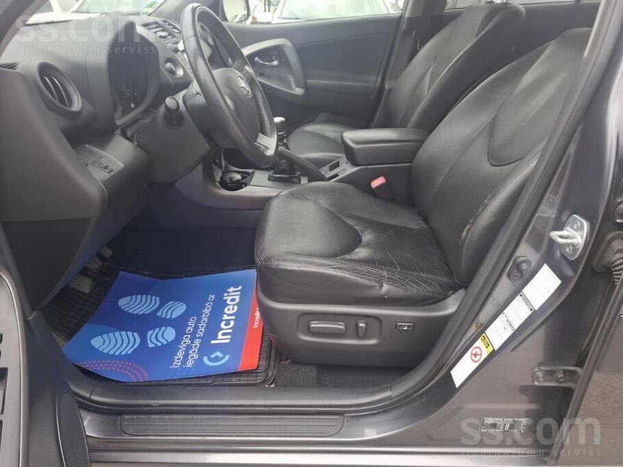 Grey Toyota RAV4 2011 in Talsi, with an engine capacity of 2.20 L and mileage of 239 thousand km for 8300 €, photo 8 on AUTOMOTO.COM.LV