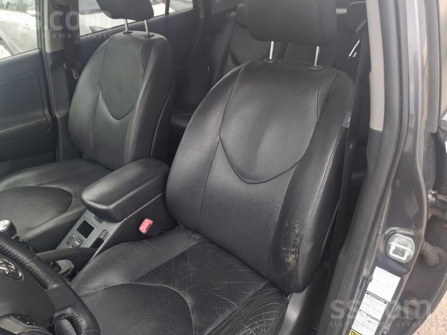Grey Toyota RAV4 2011 in Talsi, with an engine capacity of 2.20 L and mileage of 239 thousand km for 8300 €, photo 11 on AUTOMOTO.COM.LV