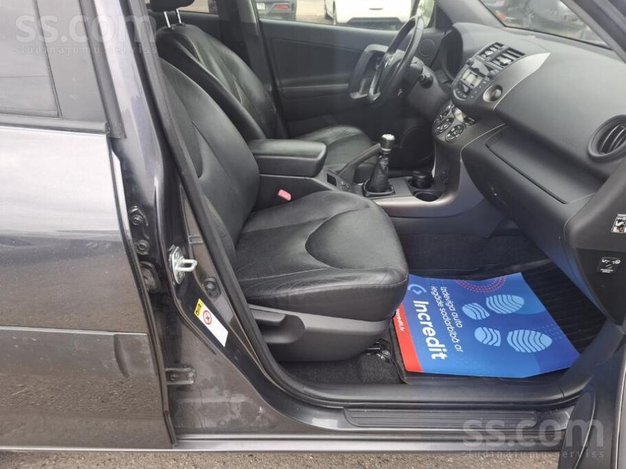 Grey Toyota RAV4 2011 in Talsi, with an engine capacity of 2.20 L and mileage of 239 thousand km for 8300 €, photo 12 on AUTOMOTO.COM.LV