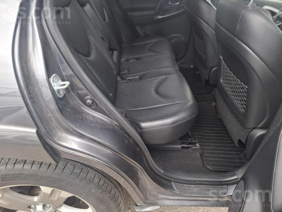 Grey Toyota RAV4 2011 in Talsi, with an engine capacity of 2.20 L and mileage of 239 thousand km for 8300 €, photo 14 on AUTOMOTO.COM.LV