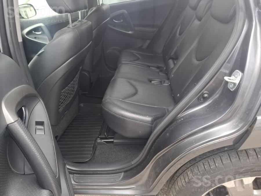 Grey Toyota RAV4 2011 in Talsi, with an engine capacity of 2.20 L and mileage of 239 thousand km for 8300 €, photo 15 on AUTOMOTO.COM.LV