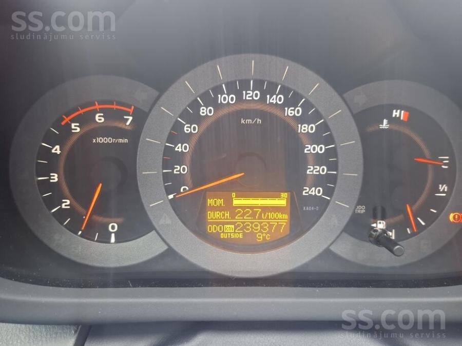 Grey Toyota RAV4 2011 in Talsi, with an engine capacity of 2.20 L and mileage of 239 thousand km for 8300 €, photo 17 on AUTOMOTO.COM.LV