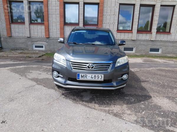 Pelēks Toyota RAV4 2011 Talsi, ar dzinēja tilpumu 2.20 L un nobraukumu 194 tūkst. km par 6000 €, foto 2 vietnē AUTOMOTO.COM.LV