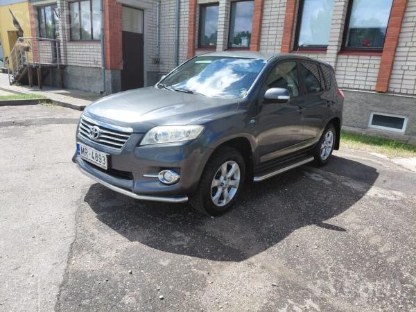 Pelēks Toyota RAV4 2011 Talsi, ar dzinēja tilpumu 2.20 L un nobraukumu 194 tūkst. km par 6000 €, foto 3 vietnē AUTOMOTO.COM.LV