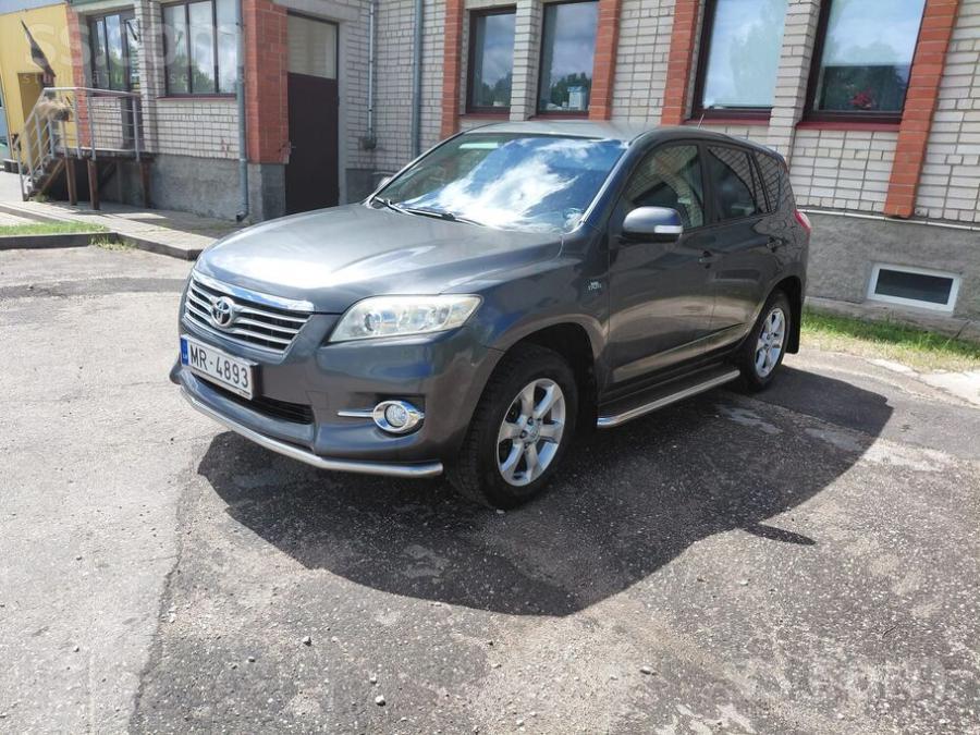 Grey Toyota RAV4 2011 in Talsi, with an engine capacity of 2.20 L and mileage of 194 thousand km for 6000 €, photo 4 on AUTOMOTO.COM.LV