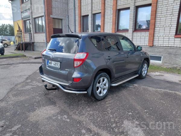 Pelēks Toyota RAV4 2011 Talsi, ar dzinēja tilpumu 2.20 L un nobraukumu 194 tūkst. km par 6000 €, foto 4 vietnē AUTOMOTO.COM.LV