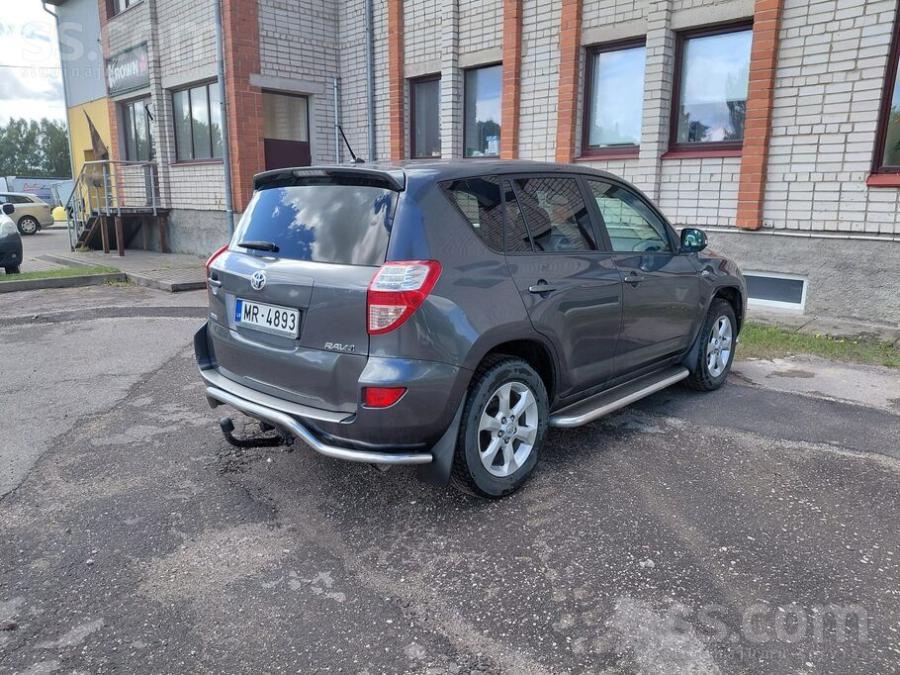 Grey Toyota RAV4 2011 in Talsi, with an engine capacity of 2.20 L and mileage of 194 thousand km for 6000 €, photo 5 on AUTOMOTO.COM.LV