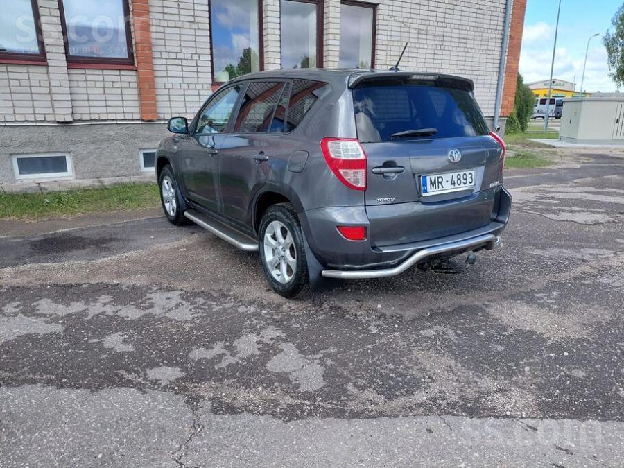 Grey Toyota RAV4 2011 in Talsi, with an engine capacity of 2.20 L and mileage of 194 thousand km for 6000 €, photo 7 on AUTOMOTO.COM.LV