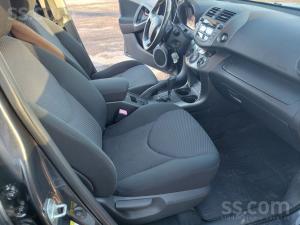 Grey Toyota RAV4 2011 in Talsi, with an engine capacity of 2.20 L and mileage of 194 thousand km for 6000 €, photo 8 on AUTOMOTO.COM.LV
