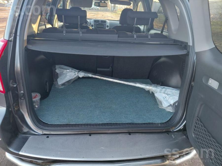 Grey Toyota RAV4 2011 in Talsi, with an engine capacity of 2.20 L and mileage of 194 thousand km for 6000 €, photo 10 on AUTOMOTO.COM.LV