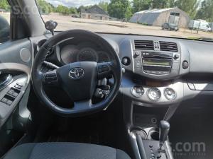 Grey Toyota RAV4 2011 in Talsi, with an engine capacity of 2.20 L and mileage of 194 thousand km for 6000 €, photo 15 on AUTOMOTO.COM.LV