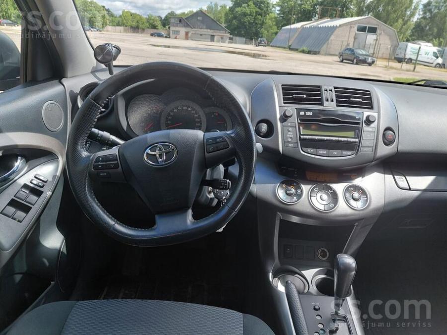 Grey Toyota RAV4 2011 in Talsi, with an engine capacity of 2.20 L and mileage of 194 thousand km for 6000 €, photo 15 on AUTOMOTO.COM.LV