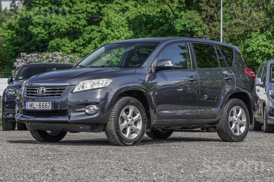 Grey Toyota RAV4 2011 in Riga, with an engine capacity of 2.20 L and mileage of 248 thousand km for 7590 €, photo 1 on AUTOMOTO.COM.LV