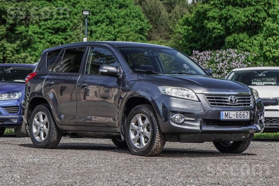 Grey Toyota RAV4 2011 in Riga, with an engine capacity of 2.20 L and mileage of 248 thousand km for 7590 €, photo 3 on AUTOMOTO.COM.LV