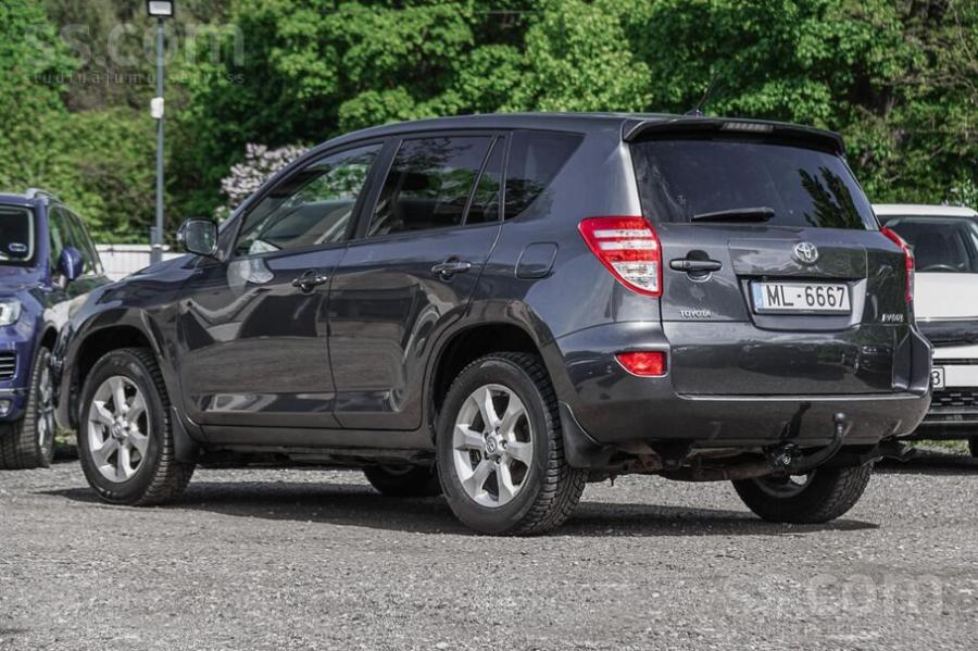 Grey Toyota RAV4 2011 in Riga, with an engine capacity of 2.20 L and mileage of 248 thousand km for 7590 €, photo 4 on AUTOMOTO.COM.LV