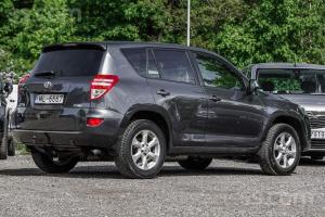 Grey Toyota RAV4 2011 in Riga, with an engine capacity of 2.20 L and mileage of 248 thousand km for 7590 €, photo 5 on AUTOMOTO.COM.LV