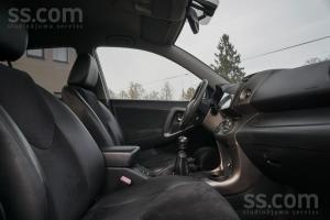 Grey Toyota RAV4 2011 in Riga, with an engine capacity of 2.20 L and mileage of 248 thousand km for 7590 €, photo 6 on AUTOMOTO.COM.LV