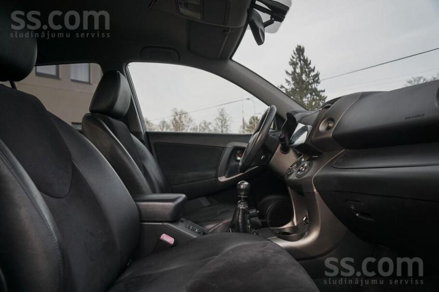 Grey Toyota RAV4 2011 in Riga, with an engine capacity of 2.20 L and mileage of 248 thousand km for 7590 €, photo 6 on AUTOMOTO.COM.LV