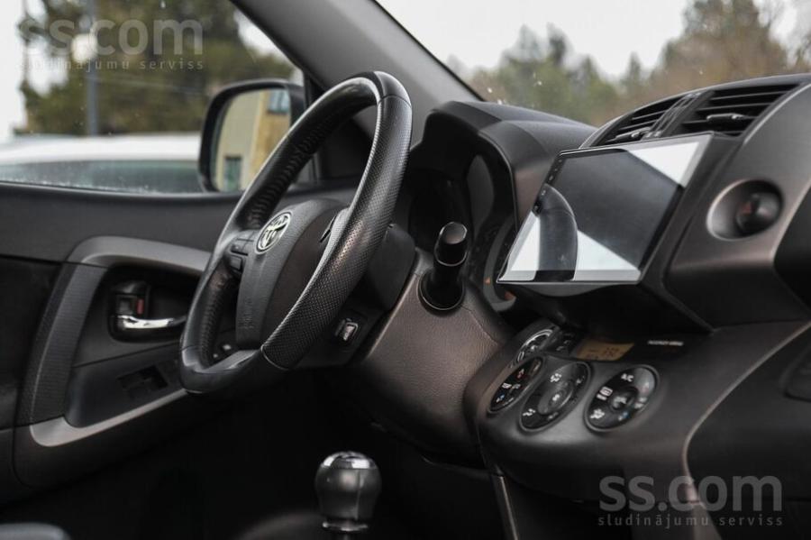 Grey Toyota RAV4 2011 in Riga, with an engine capacity of 2.20 L and mileage of 248 thousand km for 7590 €, photo 7 on AUTOMOTO.COM.LV