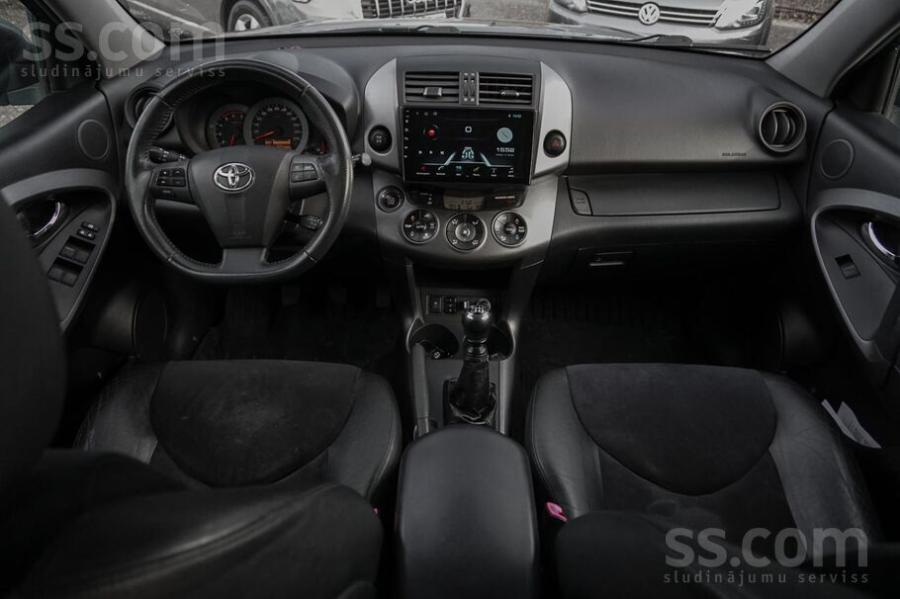 Grey Toyota RAV4 2011 in Riga, with an engine capacity of 2.20 L and mileage of 248 thousand km for 7590 €, photo 8 on AUTOMOTO.COM.LV