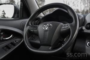 Grey Toyota RAV4 2011 in Riga, with an engine capacity of 2.20 L and mileage of 248 thousand km for 7590 €, photo 9 on AUTOMOTO.COM.LV