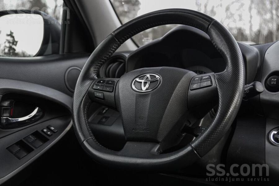 Grey Toyota RAV4 2011 in Riga, with an engine capacity of 2.20 L and mileage of 248 thousand km for 7590 €, photo 9 on AUTOMOTO.COM.LV