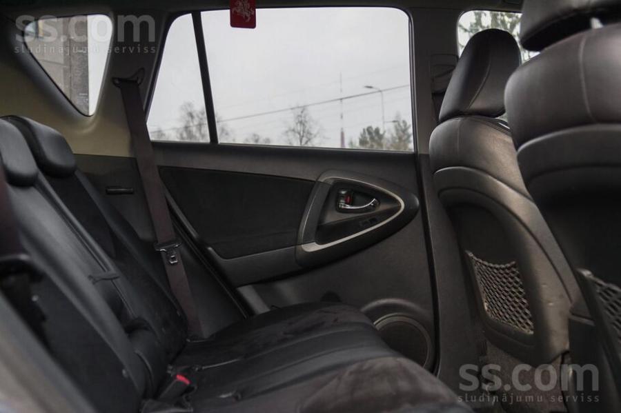 Grey Toyota RAV4 2011 in Riga, with an engine capacity of 2.20 L and mileage of 248 thousand km for 7590 €, photo 17 on AUTOMOTO.COM.LV