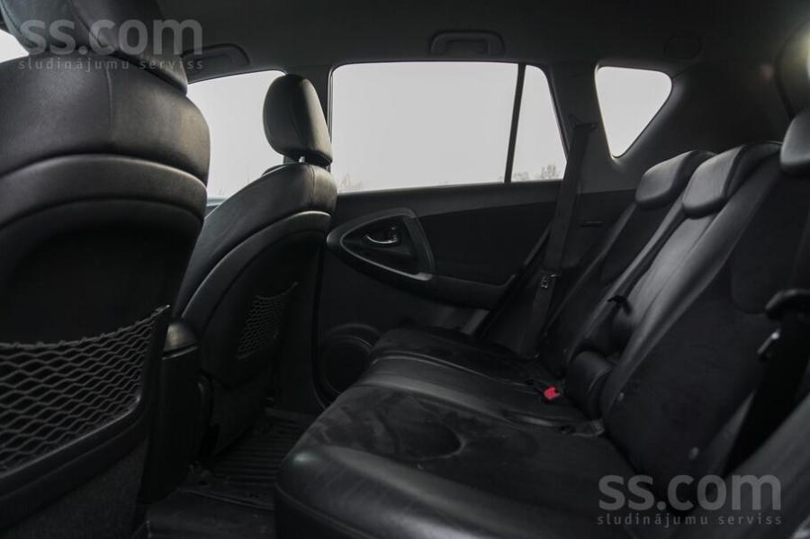 Grey Toyota RAV4 2011 in Riga, with an engine capacity of 2.20 L and mileage of 248 thousand km for 7590 €, photo 18 on AUTOMOTO.COM.LV