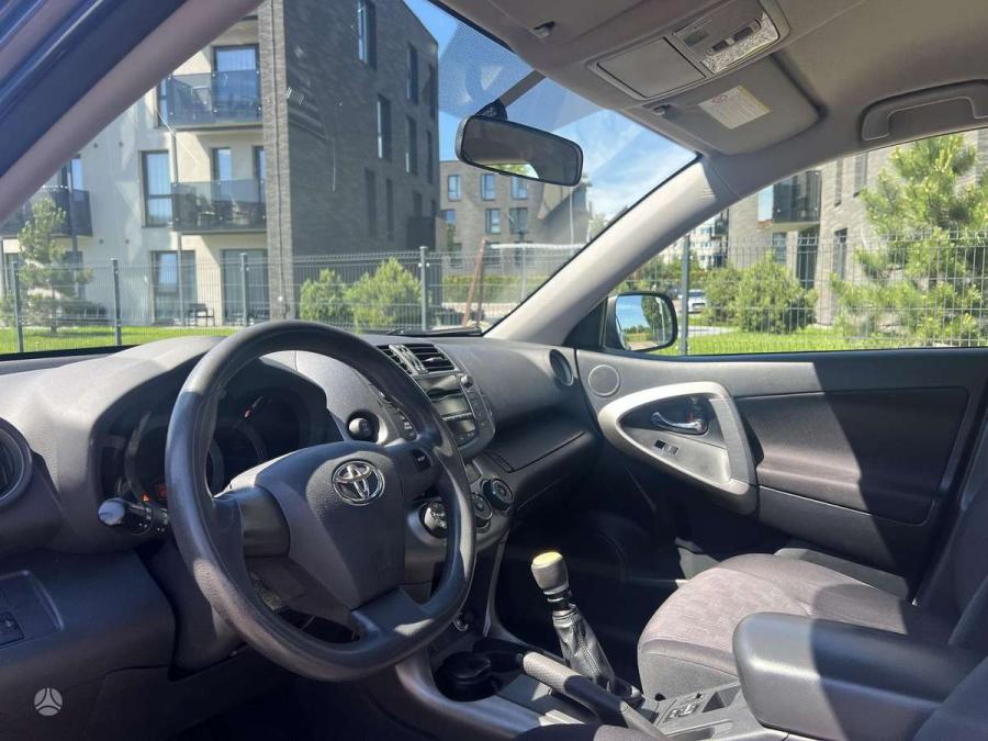 Pelēks Toyota RAV4 2011 Kauņa, ar dzinēja tilpumu 2.20 L un nobraukumu 234 tūkst. km par 7650 €, foto 13 vietnē AUTOMOTO.COM.LV