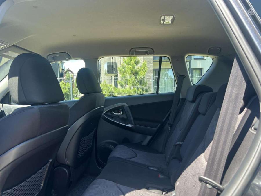 Pelēks Toyota RAV4 2011 Kauņa, ar dzinēja tilpumu 2.20 L un nobraukumu 234 tūkst. km par 7650 €, foto 16 vietnē AUTOMOTO.COM.LV