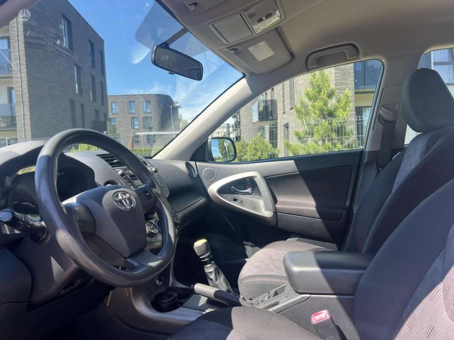 Pelēks Toyota RAV4 2011 Kauņa, ar dzinēja tilpumu 2.20 L un nobraukumu 234 tūkst. km par 7650 €, foto 18 vietnē AUTOMOTO.COM.LV