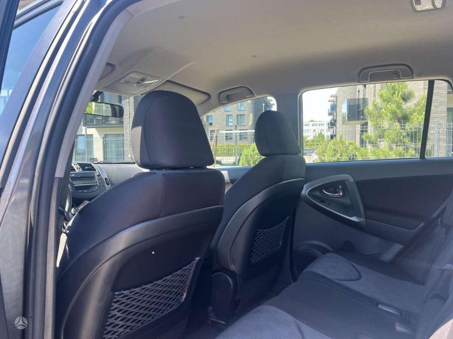 Pelēks Toyota RAV4 2011 Kauņa, ar dzinēja tilpumu 2.20 L un nobraukumu 234 tūkst. km par 7650 €, foto 19 vietnē AUTOMOTO.COM.LV