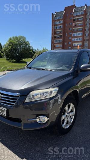 Grey Toyota RAV4 2011 in Daugavpils, with an engine capacity of 2.20 L and mileage of 174 thousand km for 7500 €, photo 3 on AUTOMOTO.COM.LV