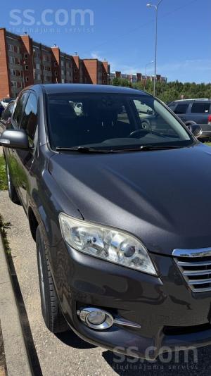 Grey Toyota RAV4 2011 in Daugavpils, with an engine capacity of 2.20 L and mileage of 174 thousand km for 7500 €, photo 4 on AUTOMOTO.COM.LV