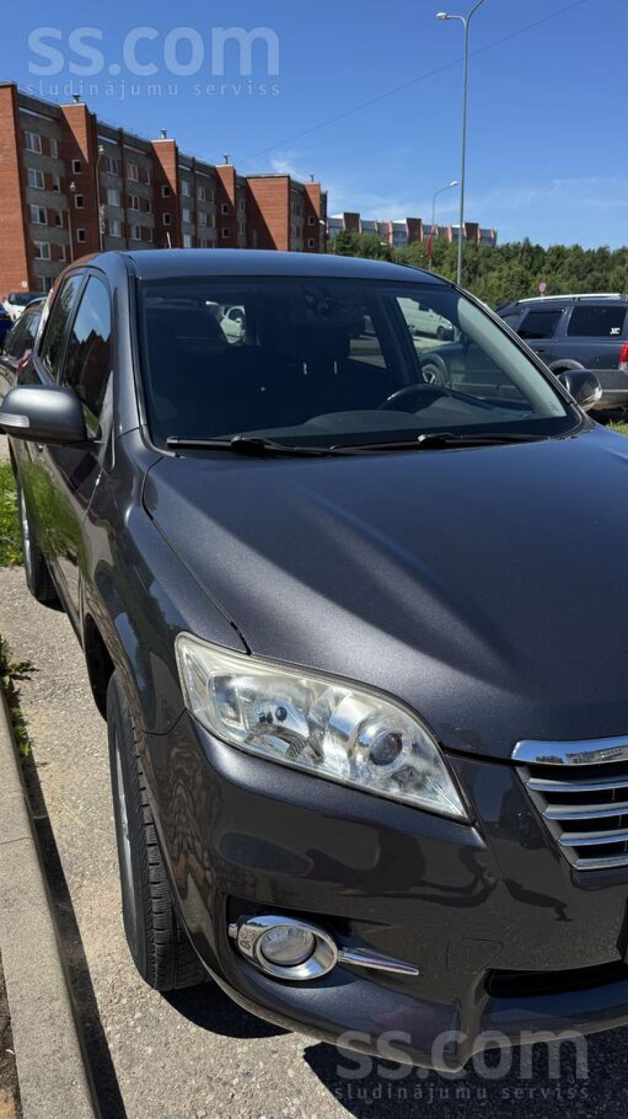 Grey Toyota RAV4 2011 in Daugavpils, with an engine capacity of 2.20 L and mileage of 174 thousand km for 7500 €, photo 4 on AUTOMOTO.COM.LV