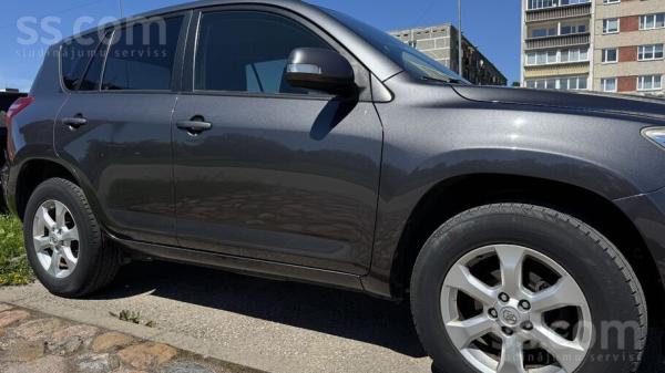 Grey Toyota RAV4 2011 in Daugavpils, with an engine capacity of 2.20 L and mileage of 174 thousand km for 7500 €, photo 4 on AUTOMOTO.COM.LV
