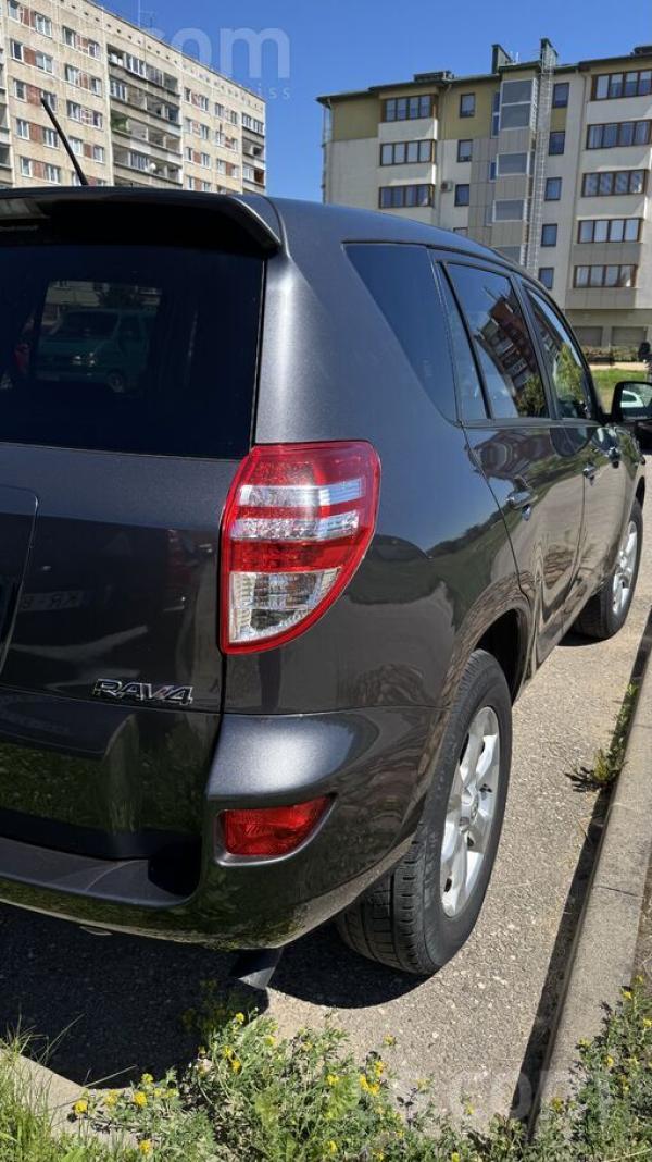 Grey Toyota RAV4 2011 in Daugavpils, with an engine capacity of 2.20 L and mileage of 174 thousand km for 7500 €, photo 5 on AUTOMOTO.COM.LV