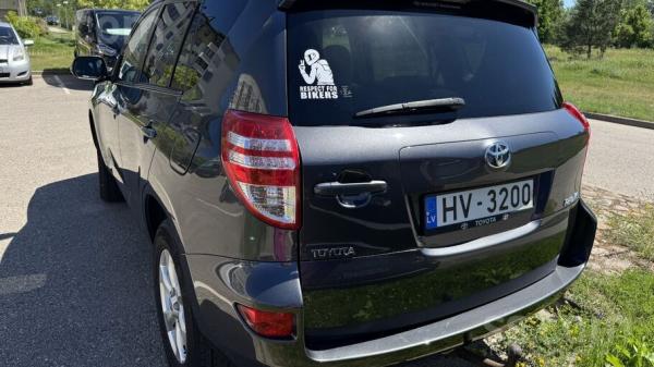 Grey Toyota RAV4 2011 in Daugavpils, with an engine capacity of 2.20 L and mileage of 174 thousand km for 7500 €, photo 6 on AUTOMOTO.COM.LV