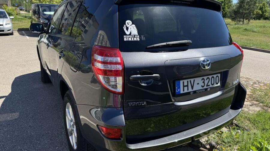 Grey Toyota RAV4 2011 in Daugavpils, with an engine capacity of 2.20 L and mileage of 174 thousand km for 7500 €, photo 7 on AUTOMOTO.COM.LV