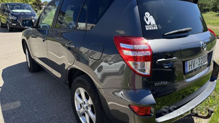 Grey Toyota RAV4 2011 in Daugavpils, with an engine capacity of 2.20 L and mileage of 174 thousand km for 7500 €, photo 8 on AUTOMOTO.COM.LV
